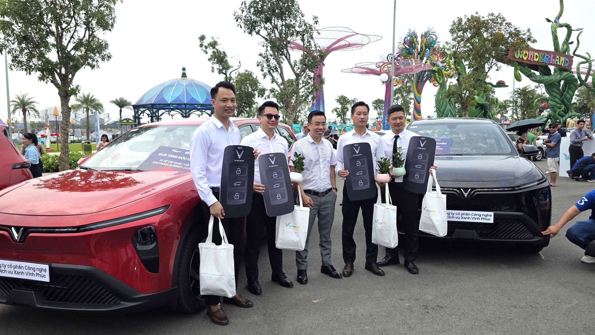 VinFast Delivers First MPV Limo Green: Priced at VND 749 Million, This ...