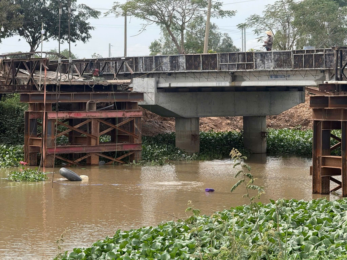 Overloaded Truck Causes Bridge Collapse in Tay Ninh - xe.today