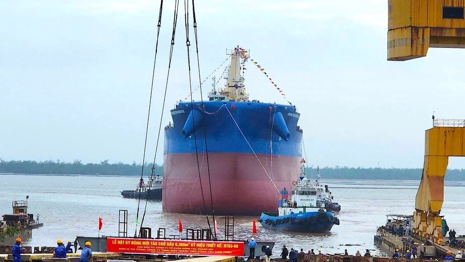 Vietnam’s First 65,000-Ton, 200-Meter Cargo Ship Launch: Which Company ...