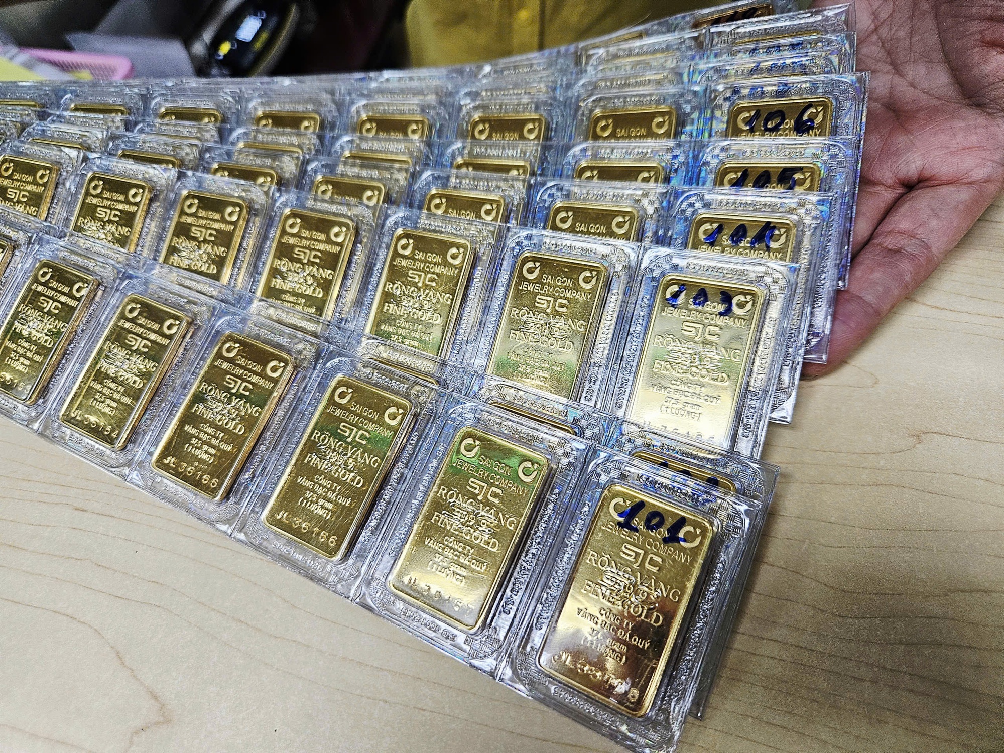 Why Is Domestic Gold Priced 30 Million VND/Tael Higher Than Global ...