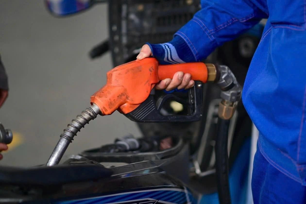 RON 95 Gasoline Price Drops by Over 5,600 VND per Liter - xe.today